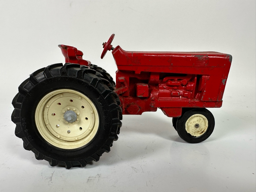 Vintage Ertl International Harvester Red Tractor Scale Model 1:16 8W X 5D X 4.5H